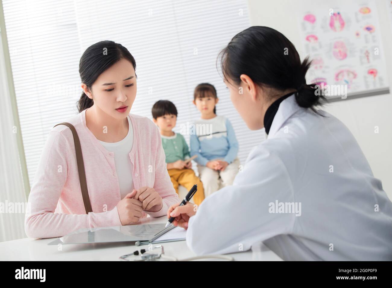 Young mothers with children see a doctor Stock Photo - Alamy