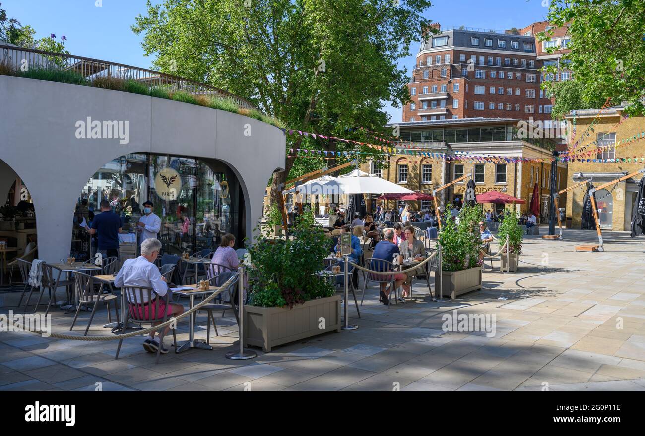 Outdoor eating in duke of york square hi-res stock photography and ...