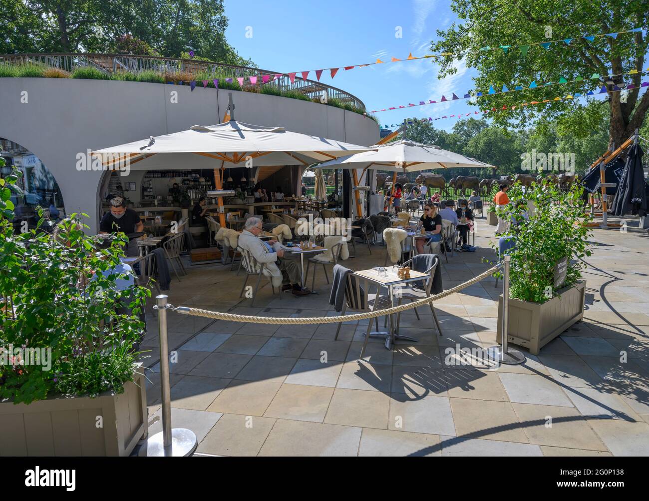 Outdoor eating in duke of york square hi-res stock photography and ...