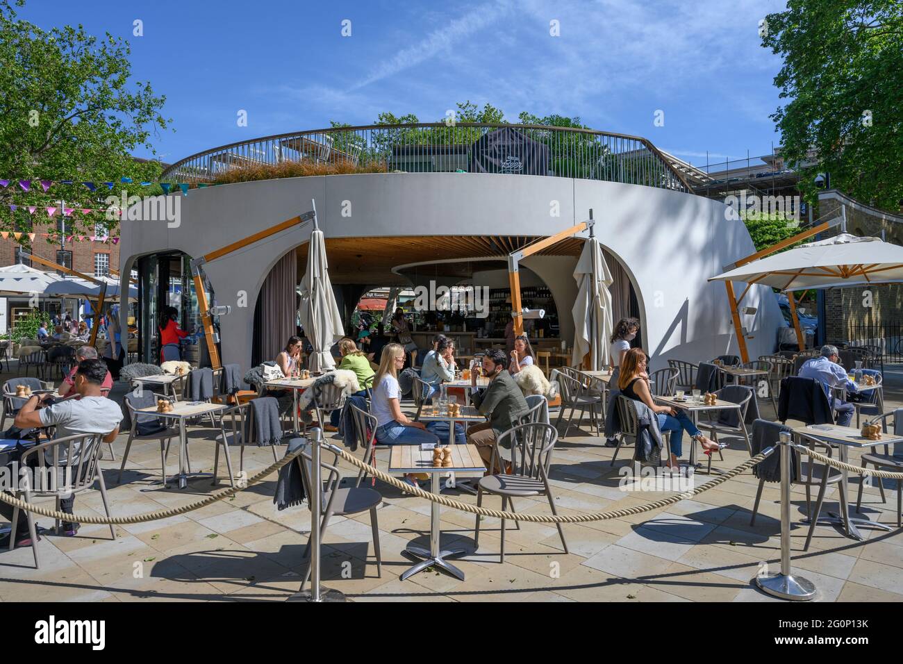 Outdoor eating in duke of york square hi-res stock photography and ...