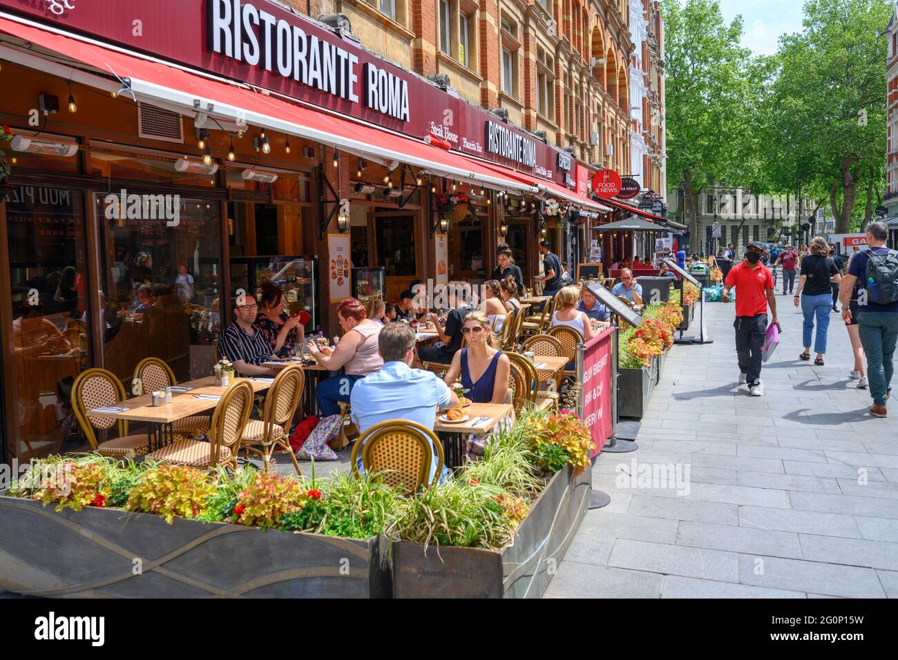 Outdoor eating in irving street hi-res stock photography and images - Alamy
