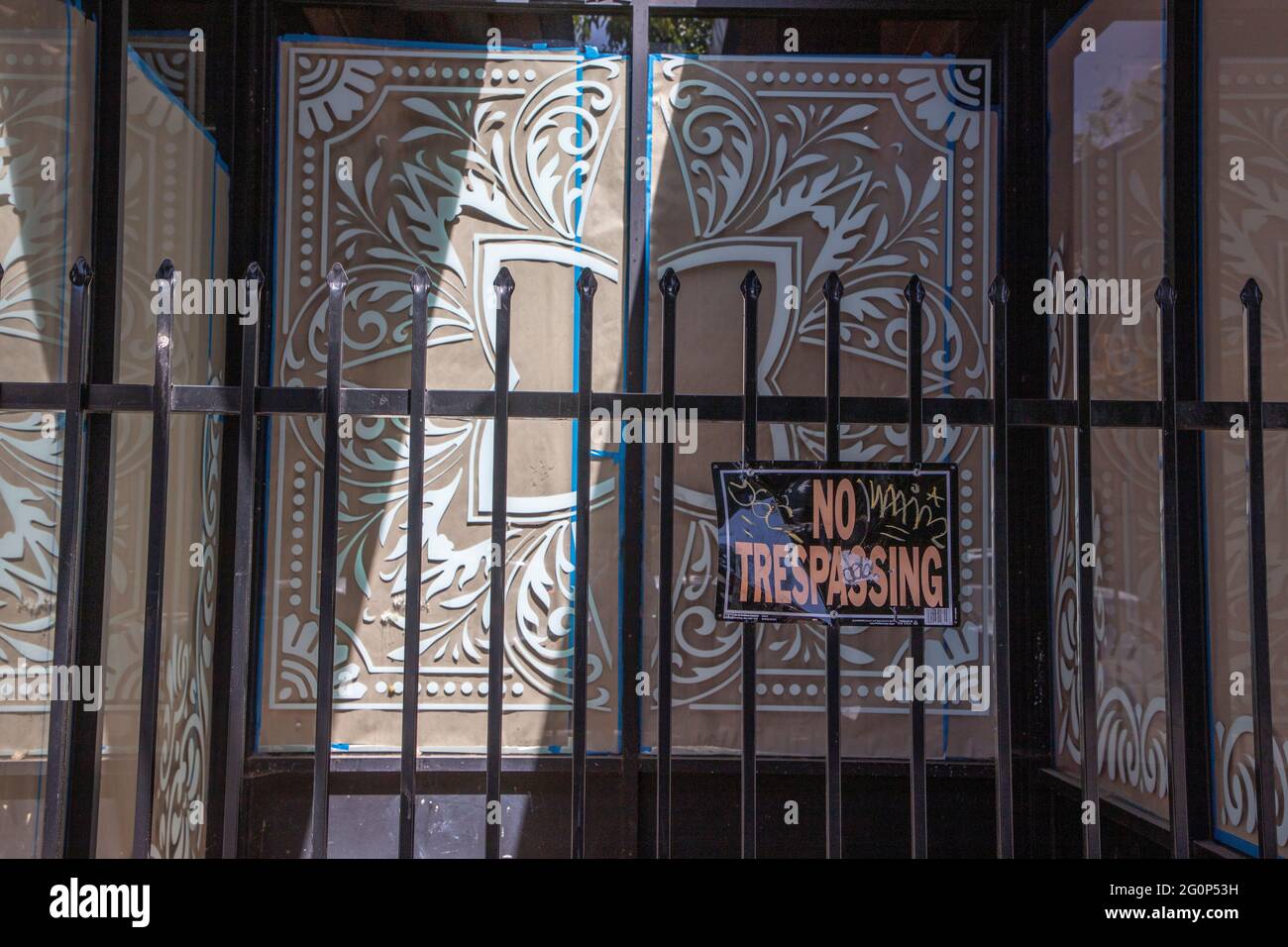 Papered windows hi-res stock photography and images - Alamy