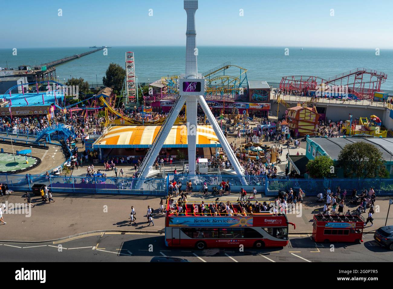 People on theme park rides hi-res stock photography and images - Alamy