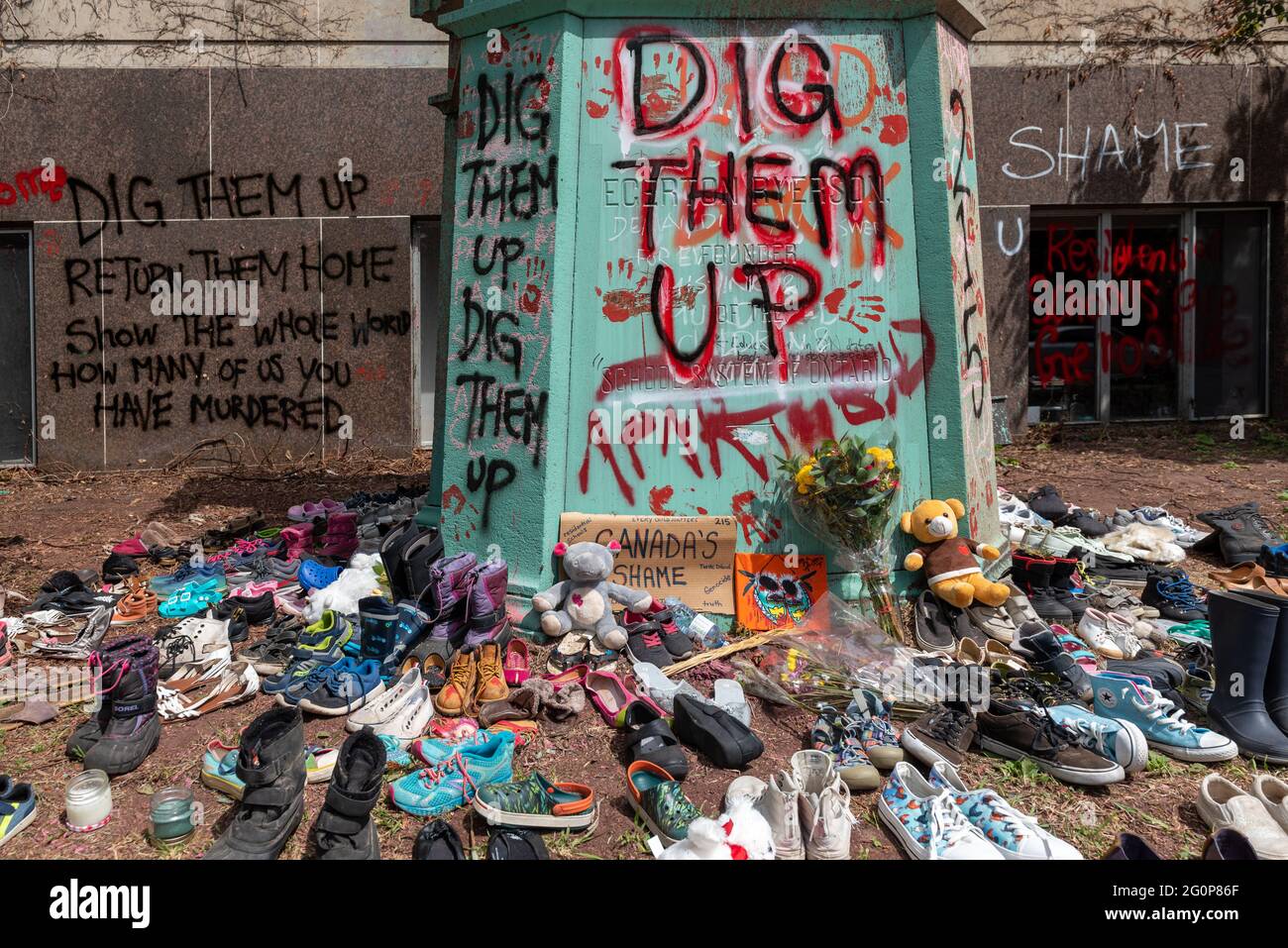 Defaced monument hi-res stock photography and images - Alamy