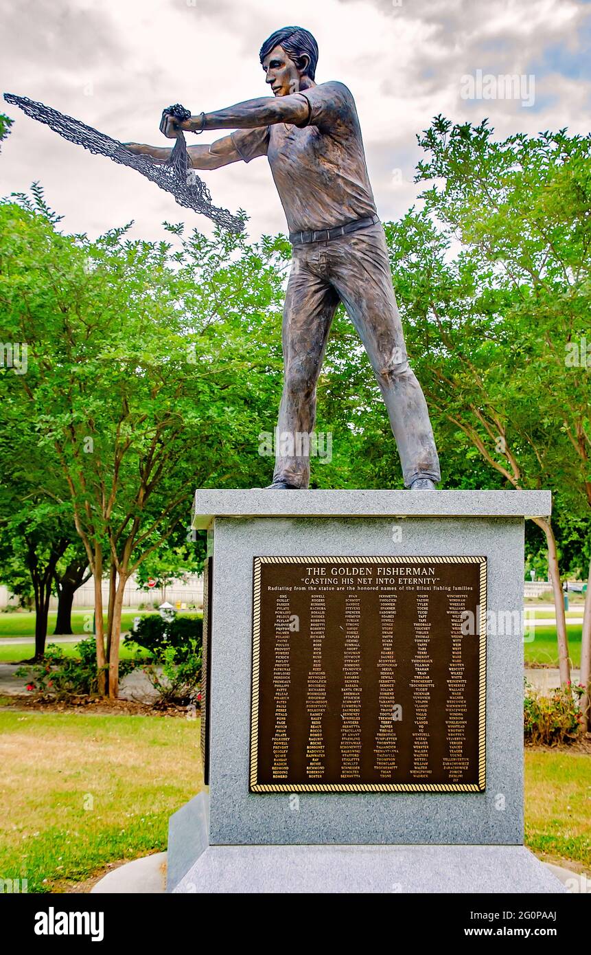 Fisherman with net statue hi-res stock photography and images - Alamy