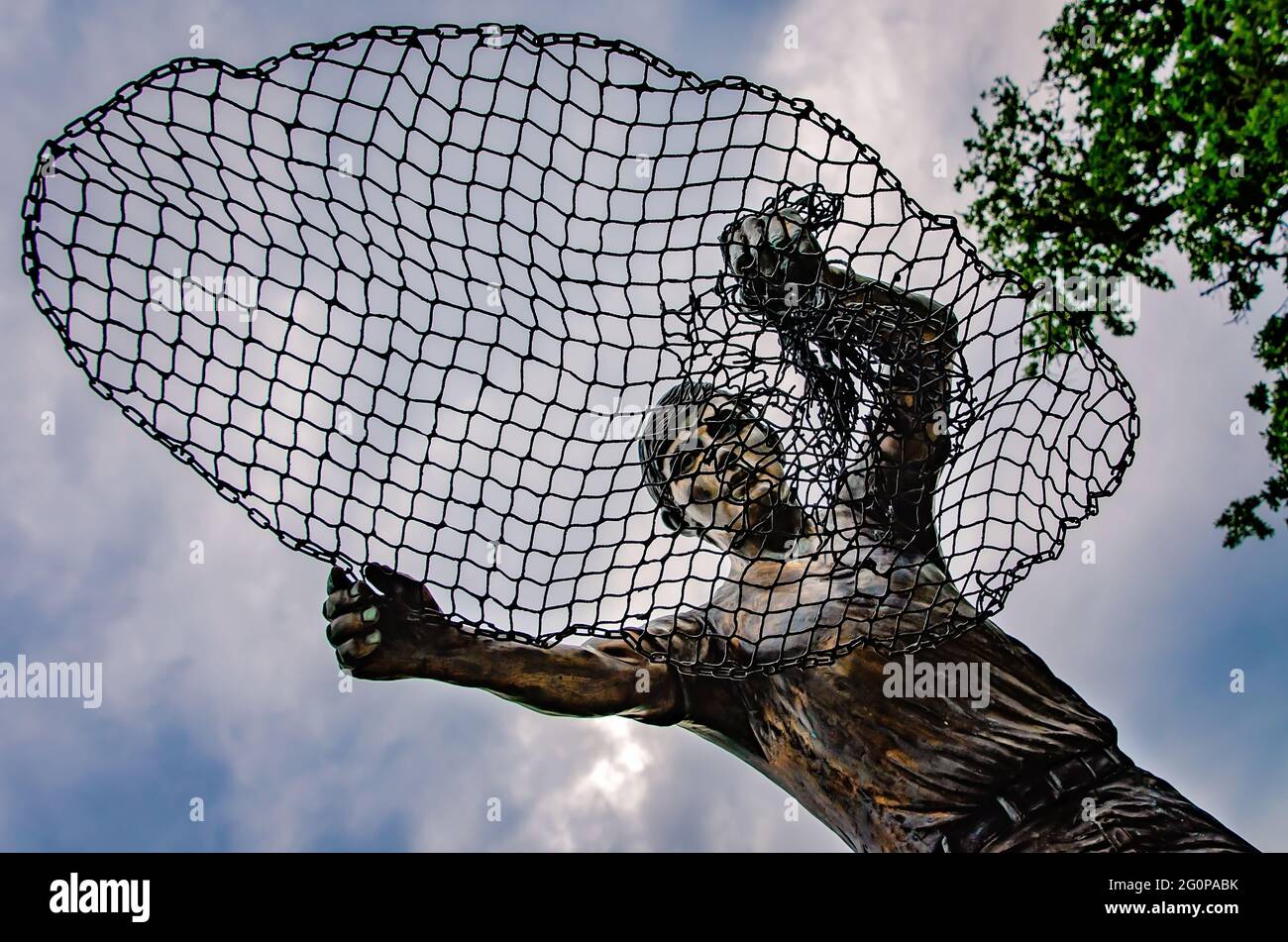 Fisherman with net statue hi-res stock photography and images - Alamy