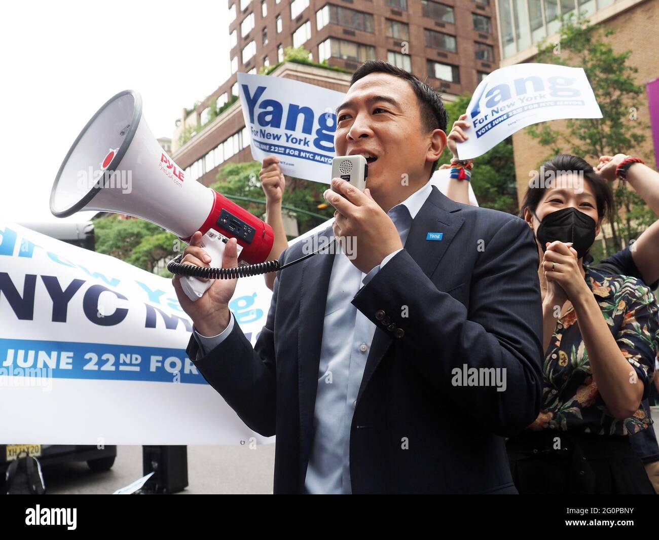 Andrew yang wife hi-res stock photography and images - Alamy