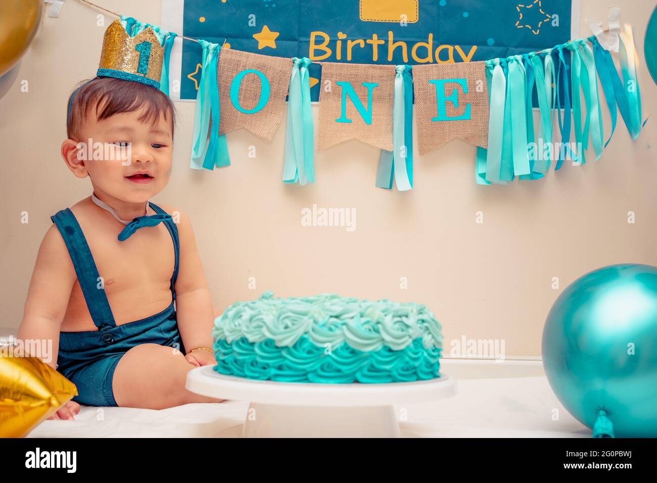 Baby smashing birthday cake hi-res stock photography and images - Alamy