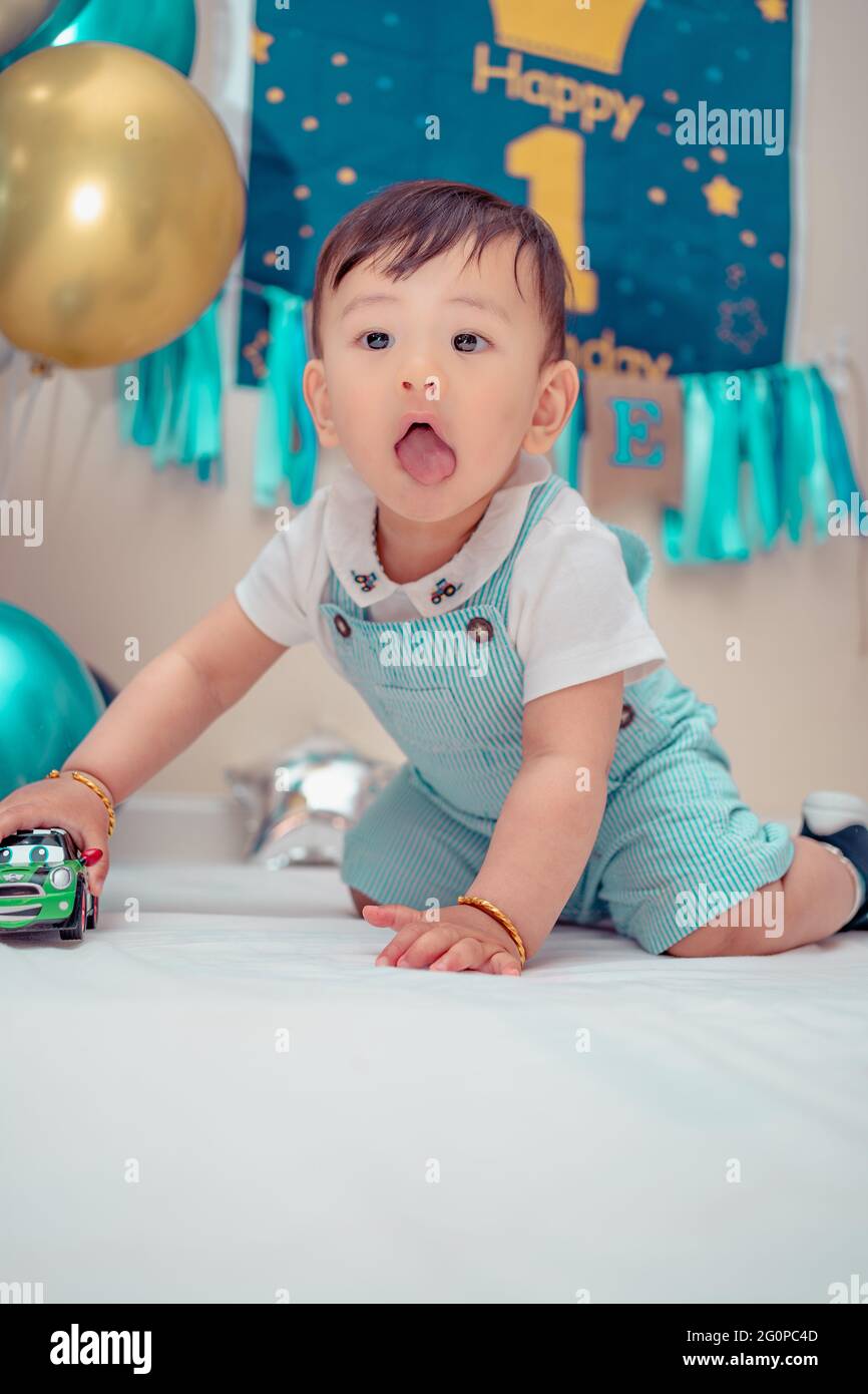 Baby smashing birthday cake hi-res stock photography and images - Alamy
