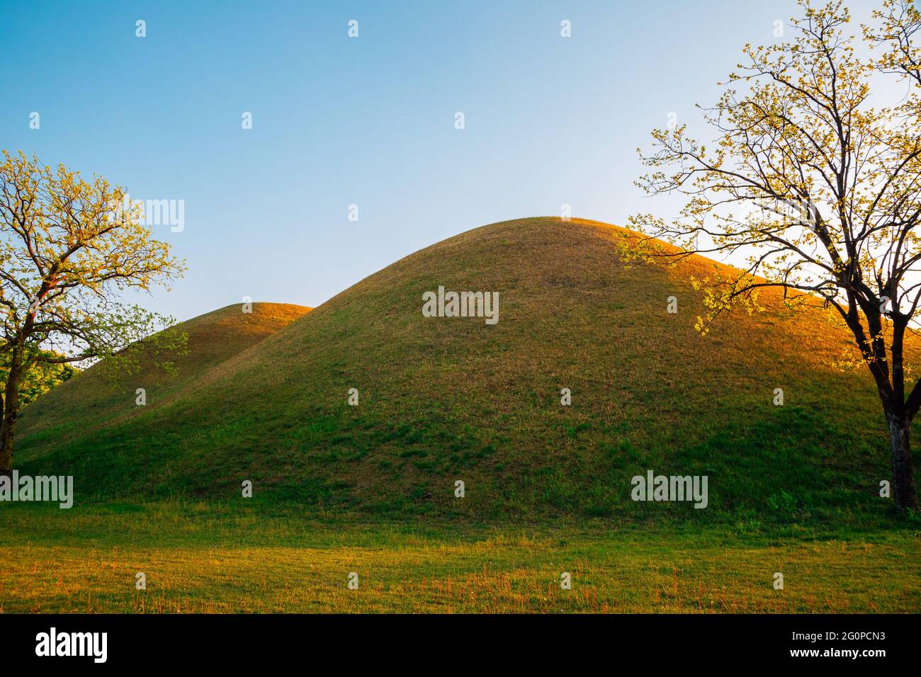 Sunset of Daereungwon ancient tomb in Gyeongju, Korea Stock Photo - Alamy