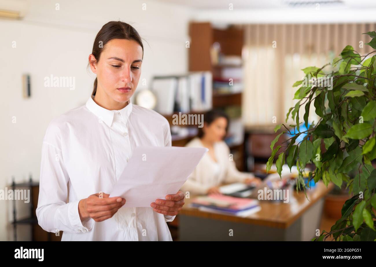 Portrait of frustrated woman holding dismissal letter Stock Photo - Alamy