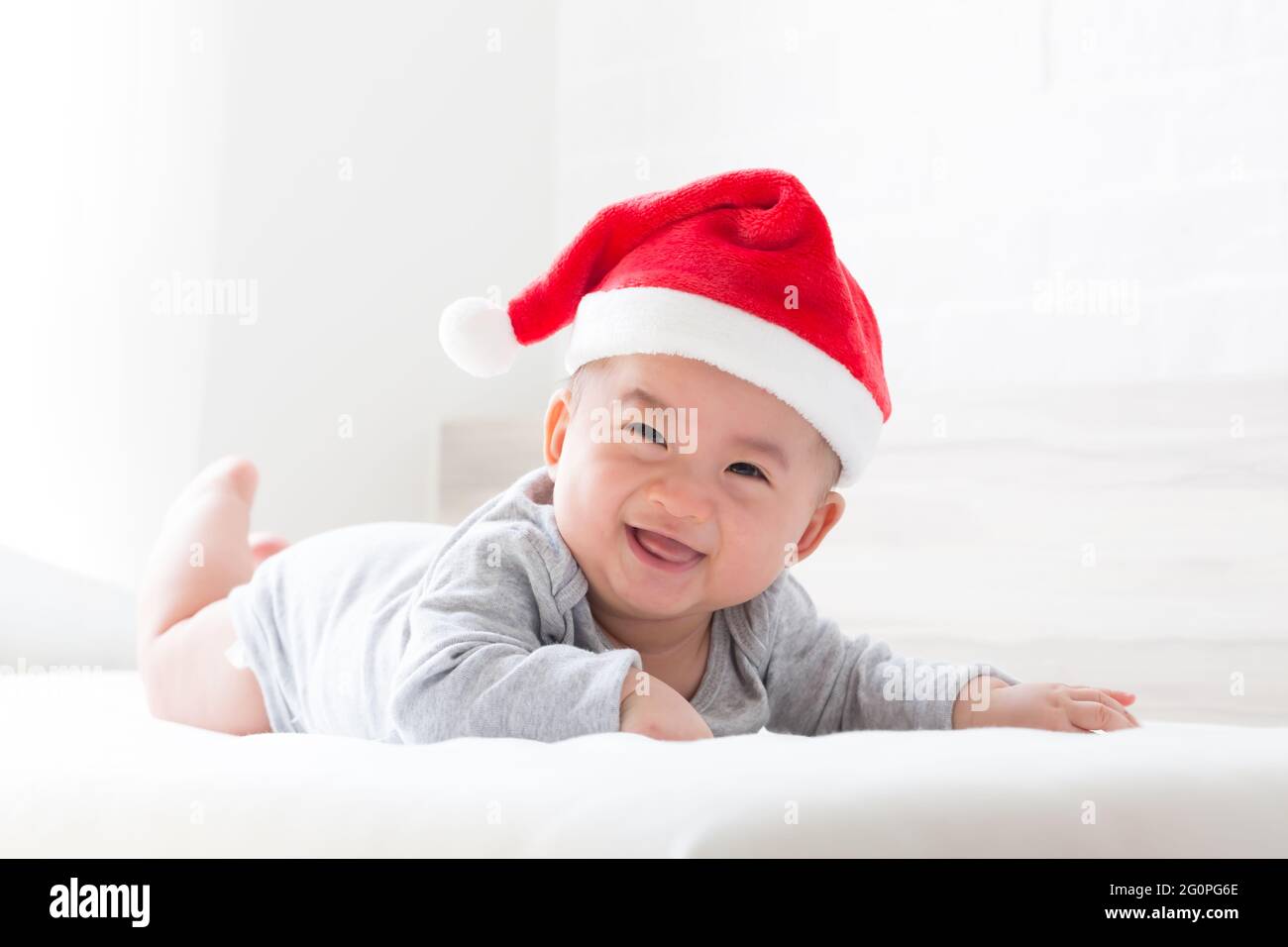Baby smile santa hat hi-res stock photography and images - Alamy