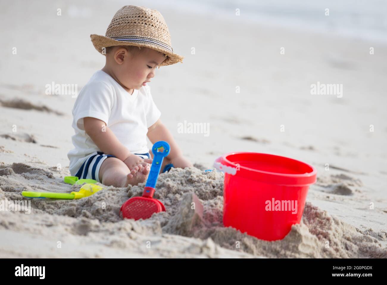 Toddler playing sands hi-res stock photography and images - Alamy