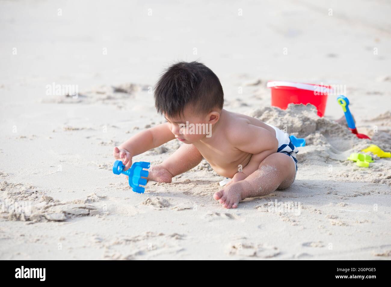 Toddler playing sands hi-res stock photography and images - Alamy
