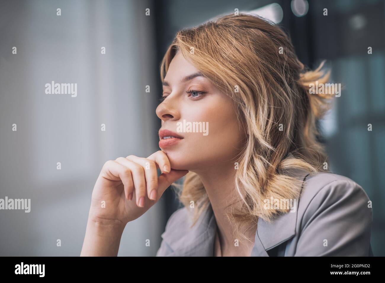 Pensive face of beautiful business woman Stock Photo - Alamy