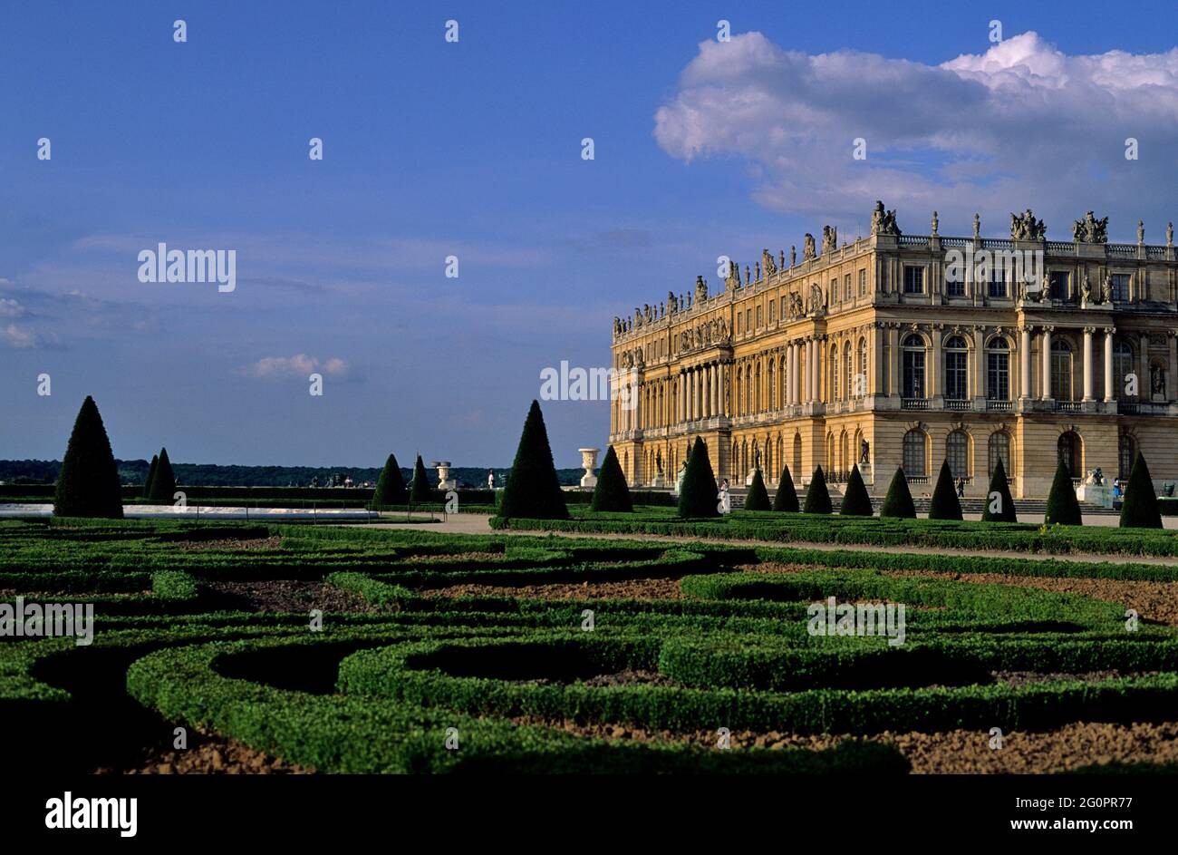 FRANCE, YVELINES (78) VERSAILLES, GARDENS AND PALACE OF VERSAILLES ...