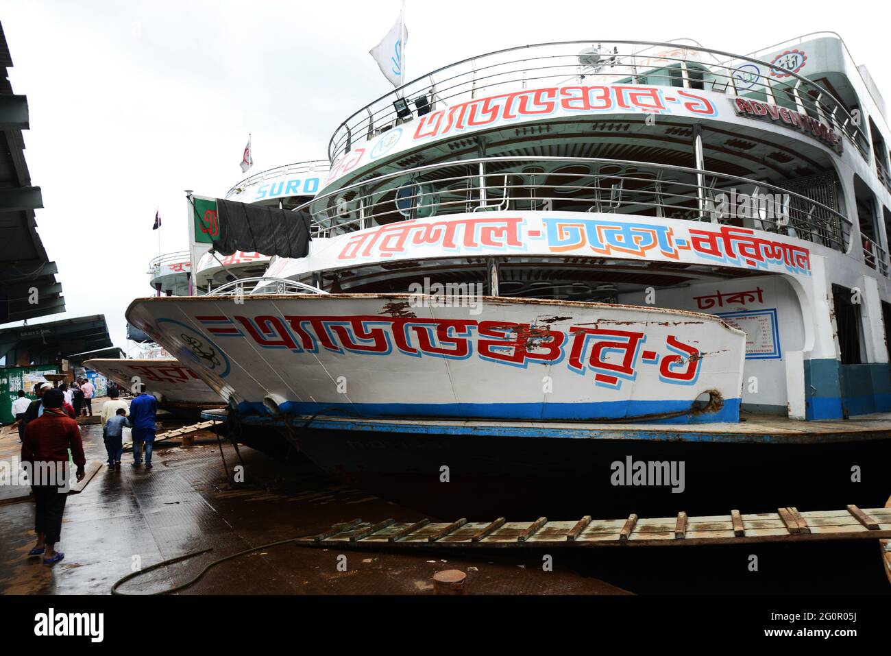 Ferry terminal in Dhaka, Bangladesh Stock Photo - Alamy