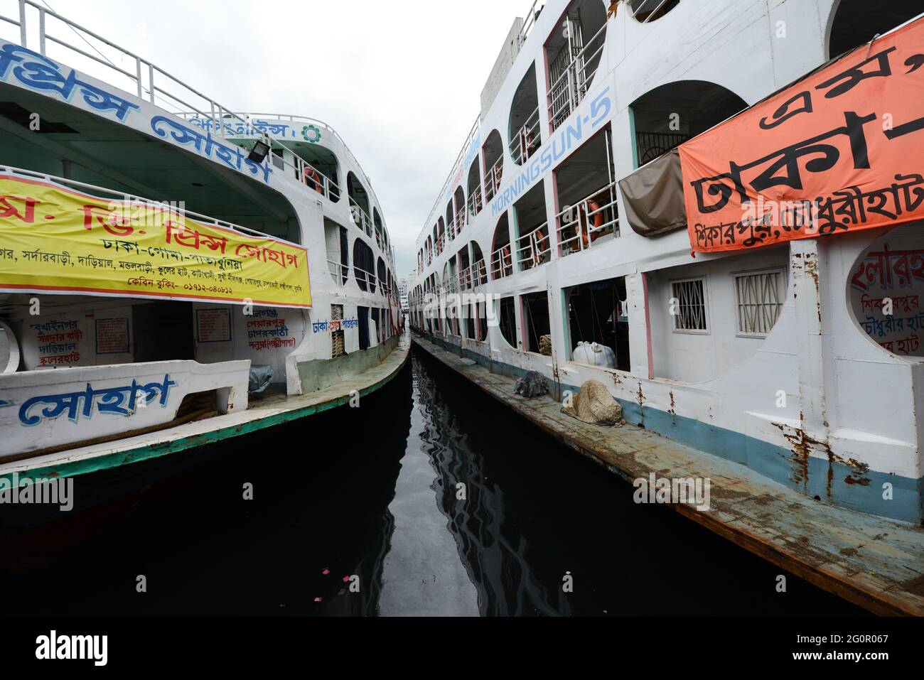 Ferry terminal in Dhaka, Bangladesh Stock Photo - Alamy
