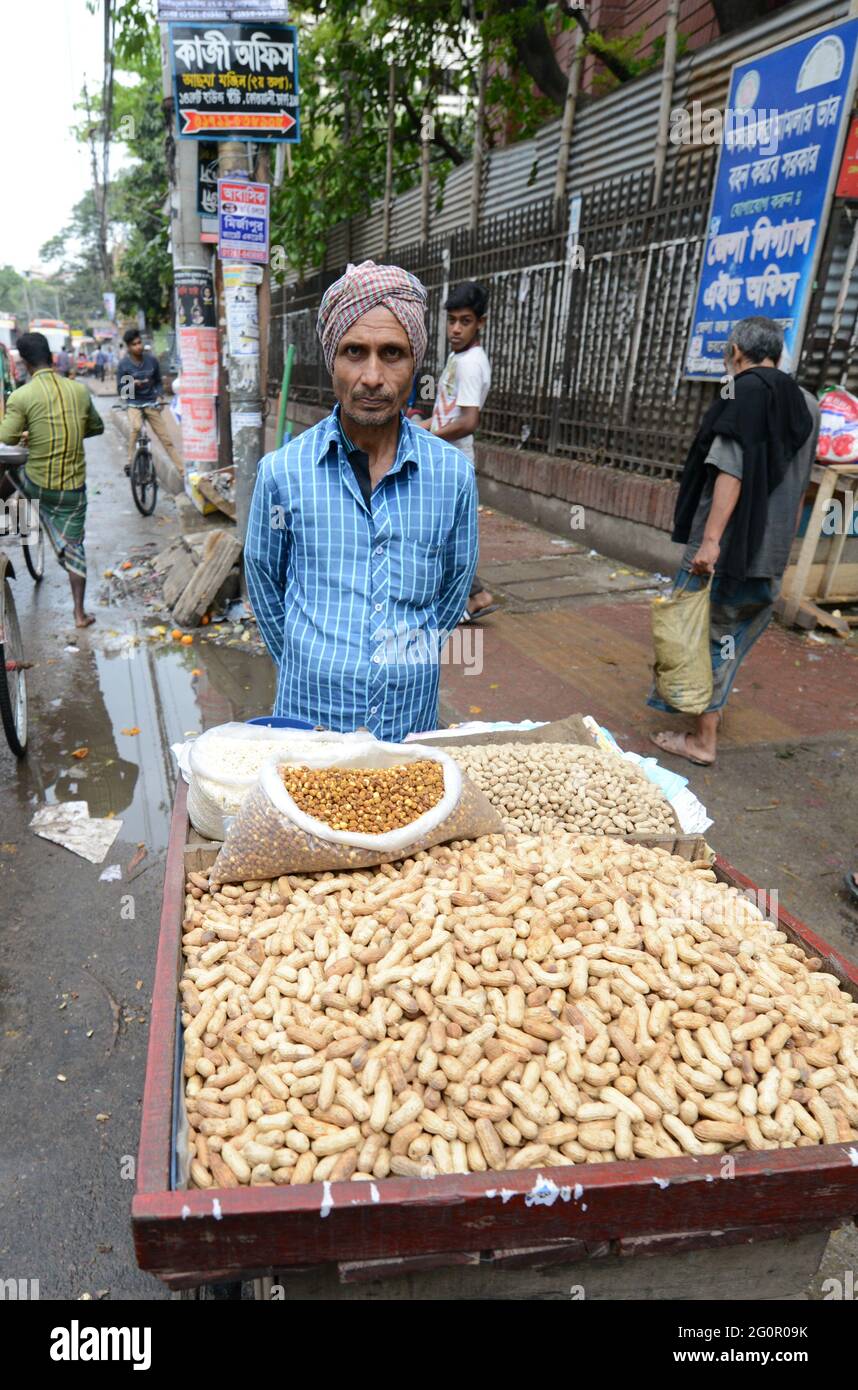 A peanut vendor in Dhaka, Bangladesh Stock Photo - Alamy
