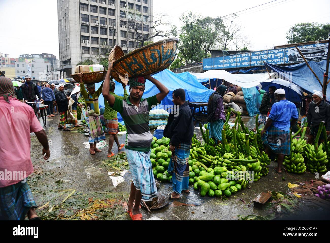 The vibrant Karwan bazar - a large wholesale market in Dhaka, Bangladesh Stock Photo - Alamy