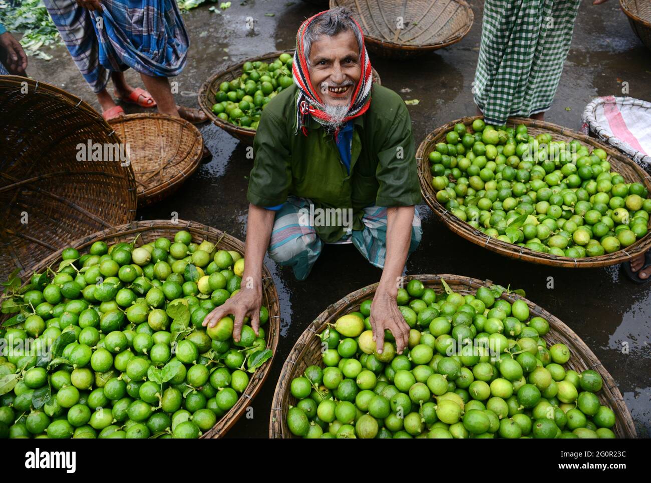 A lime vendor at the Karwan bazar in Dhaka, Bangladesh Stock Photo - Alamy