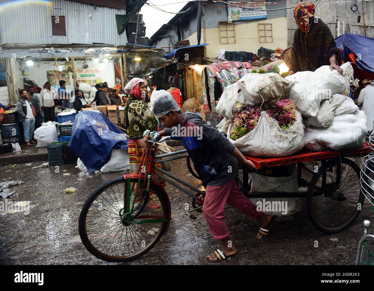 The vibrant Karwan bazar - a large wholesale market in Dhaka ...