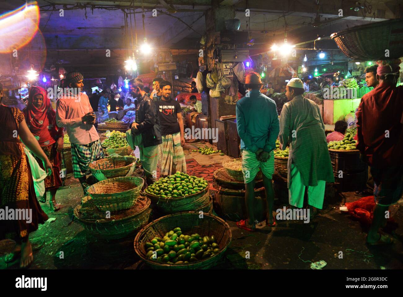 The colorful Karwan Bazar wholesale market in Dhaka, Bangladesh Stock ...