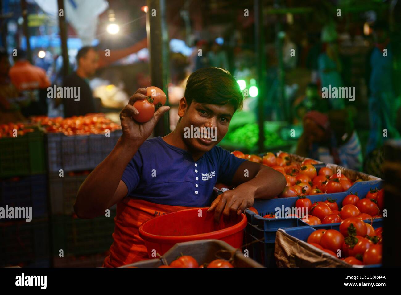 The colorful Karwan Bazar wholesale market in Dhaka, Bangladesh Stock ...
