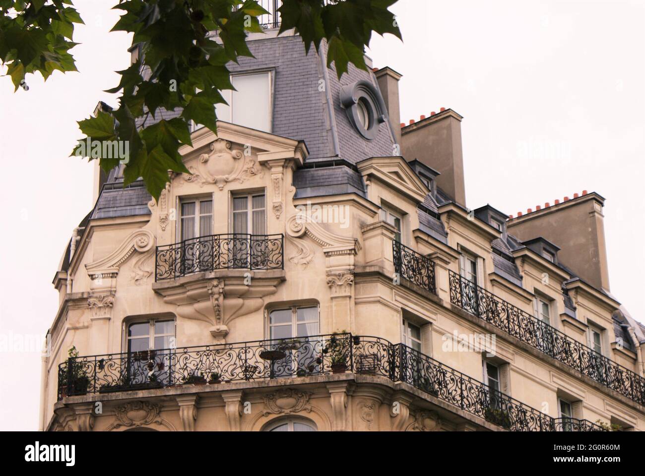 Paris apartment building hi-res stock photography and images - Alamy