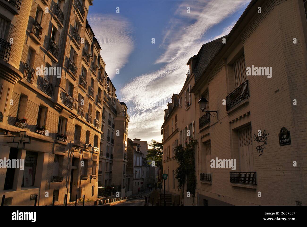 Urban montmartre hi-res stock photography and images - Alamy
