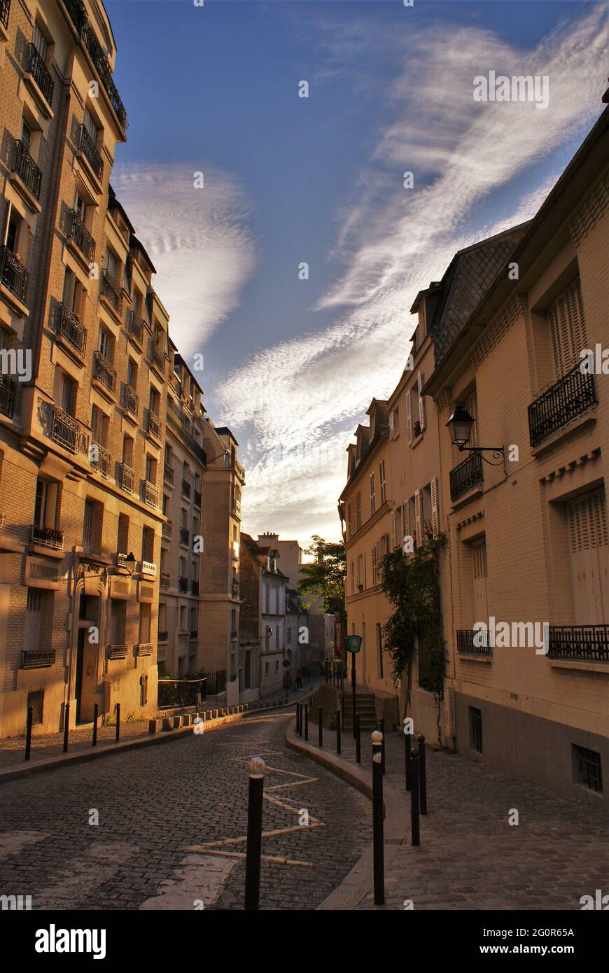 Urban montmartre hi-res stock photography and images - Alamy