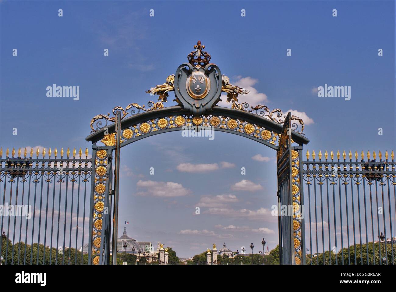 Paris city gate hi-res stock photography and images - Alamy