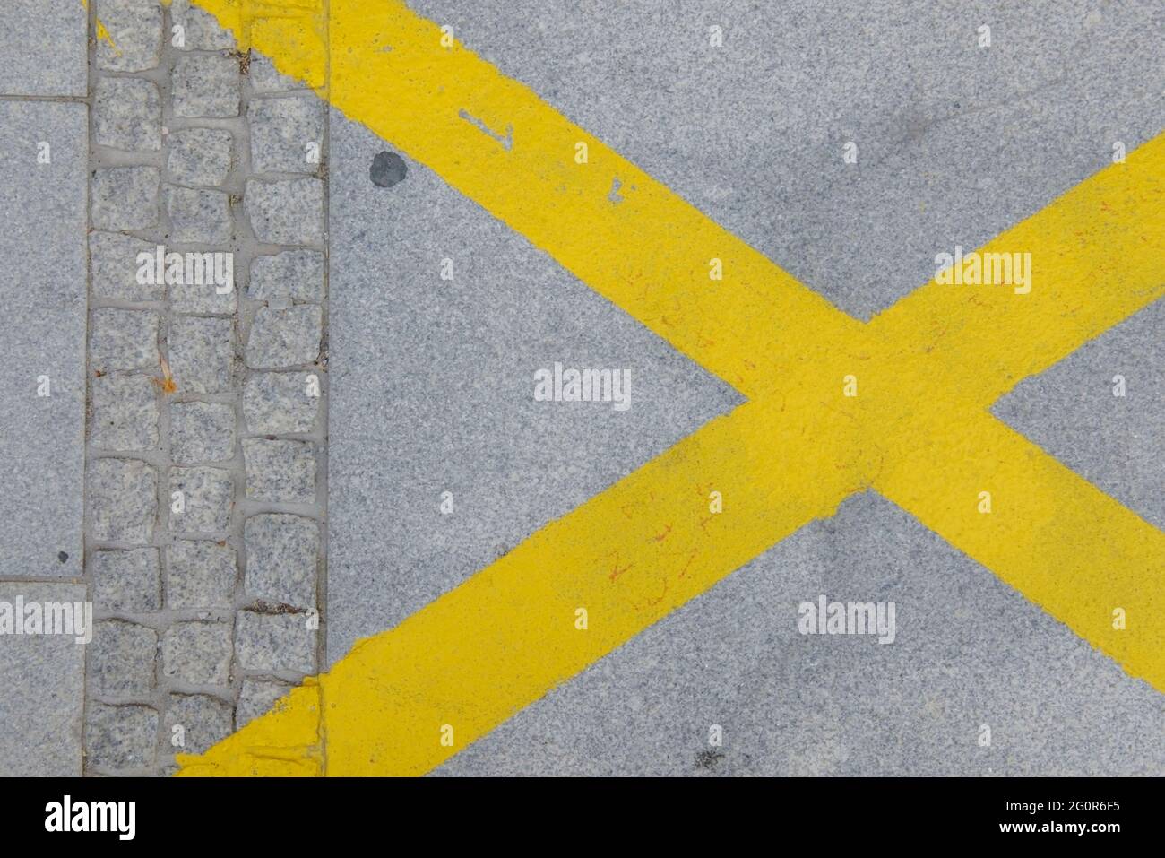 Yellow line on the ground Stock Photo - Alamy