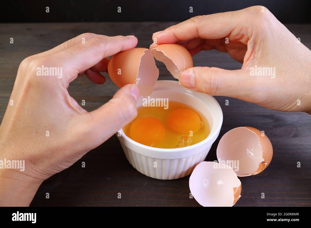 Hands cracking egg hi-res stock photography and images - Alamy