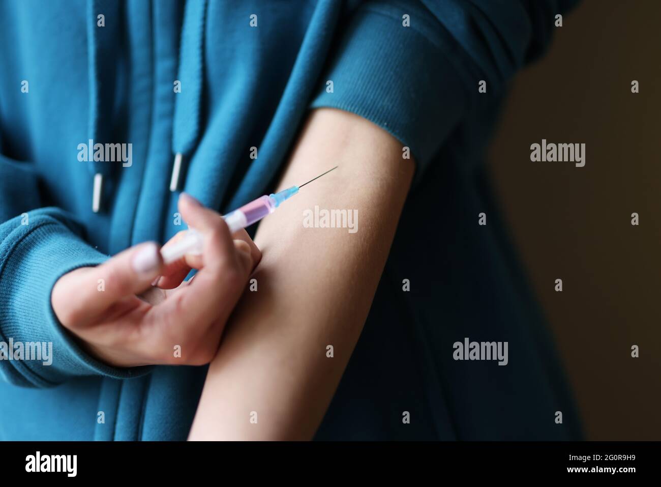 Woman addict injecting drugs into cubital vein closeup Stock Photo - Alamy