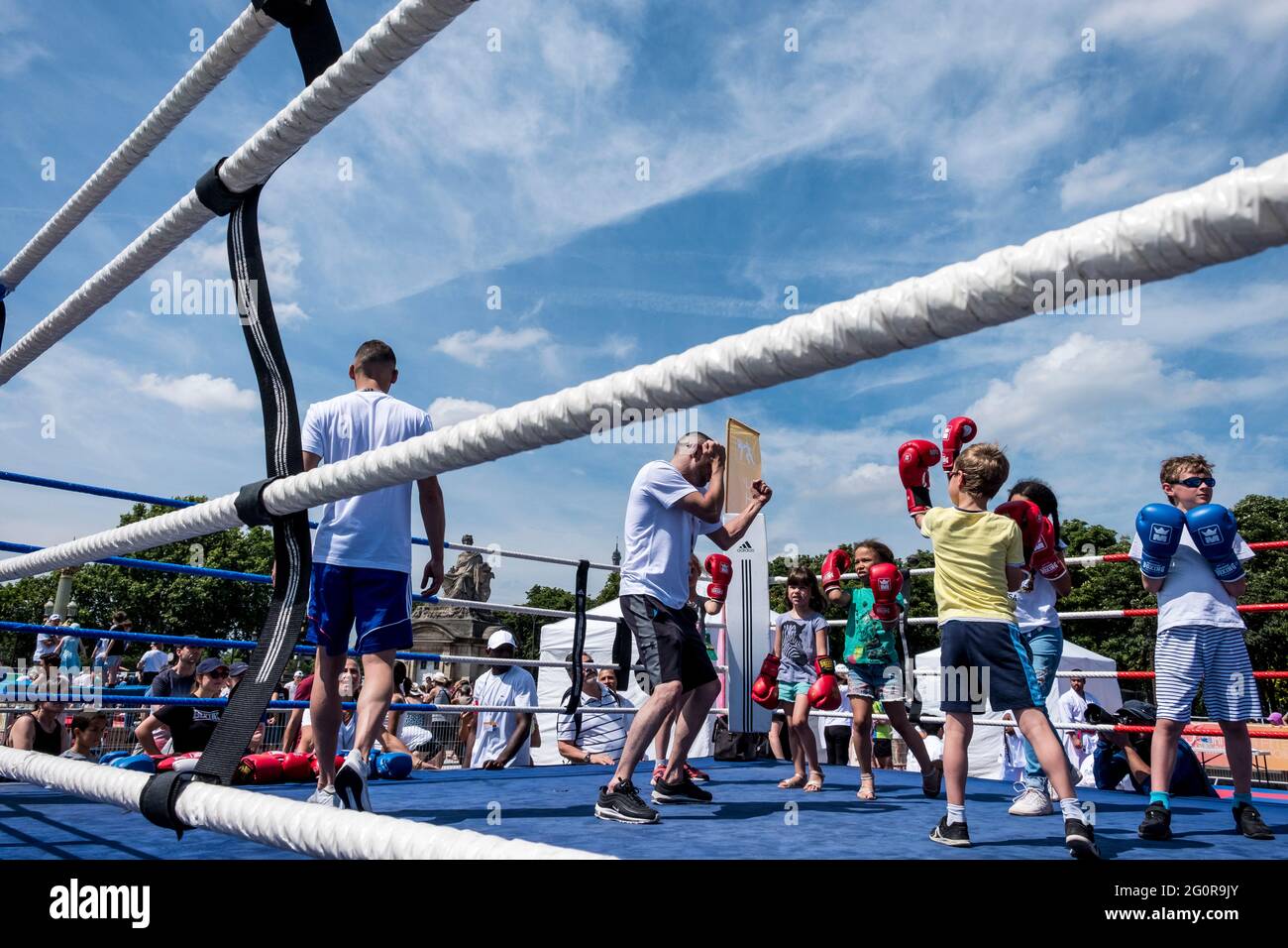 FRANCE. PARIS (8TH DISTRICT). OLYMPIC DAY, CONCORDE SQUARE, JUNE 23 ...