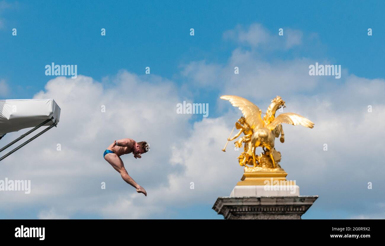 FRANCE. PARIS. " OLYMPIC DAYS IN THE COLORS OF PARIS 2024 ". DIVING ...