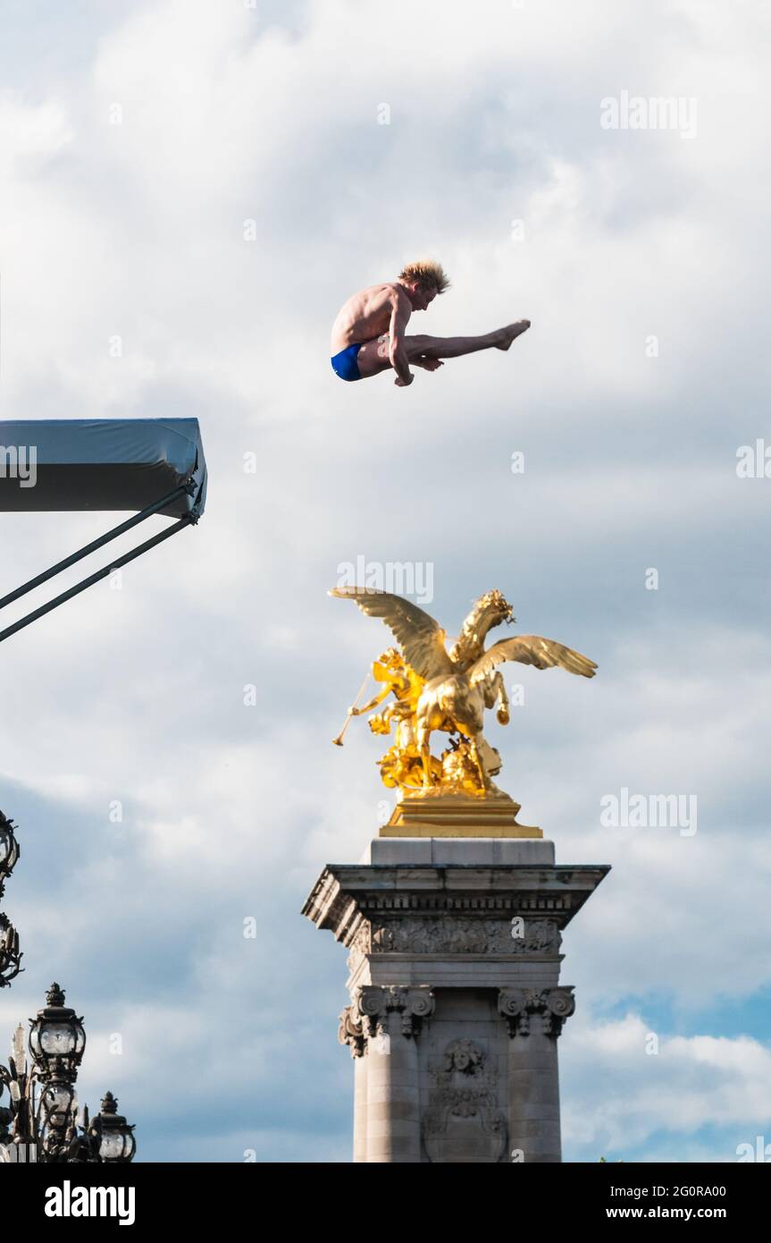 FRANCE. PARIS. " OLYMPIC DAYS IN THE COLORS OF PARIS 2024 ". DIVING ...