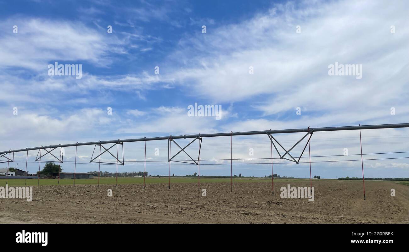 Irrigation sprinkler system for open farmland Stock Photo - Alamy
