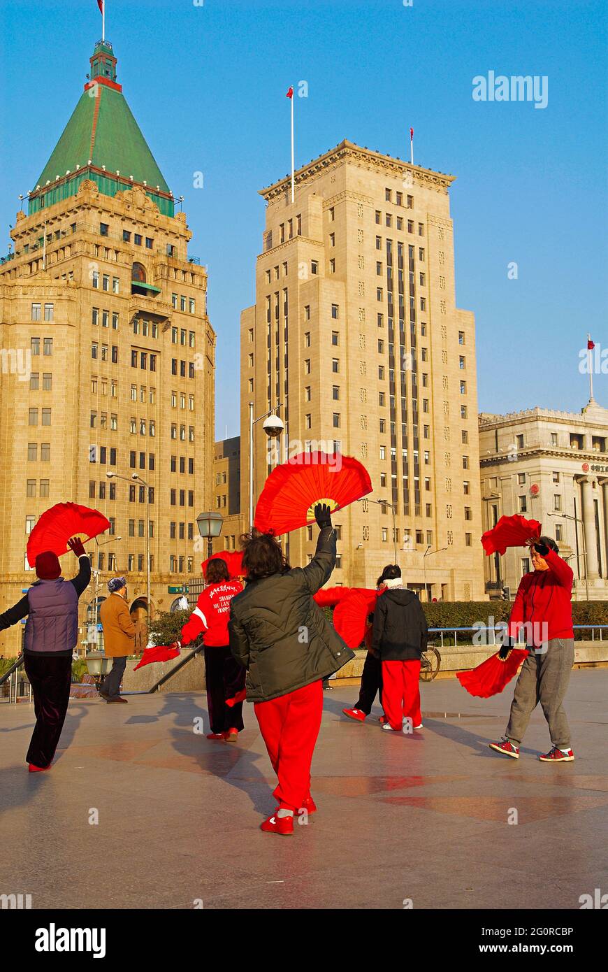 Shanghai morning exercise on bund hi-res stock photography and images ...