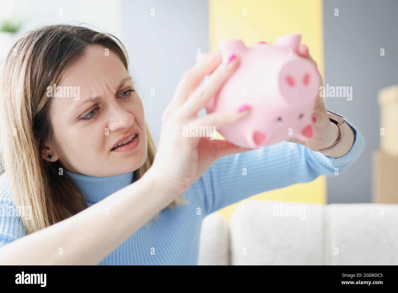 Woman bank account empty hi-res stock photography and images - Alamy