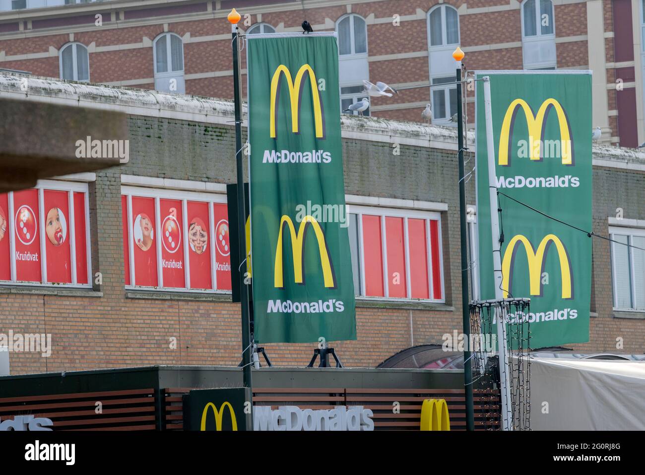Mcdonald's logo and flag hi-res stock photography and images - Alamy