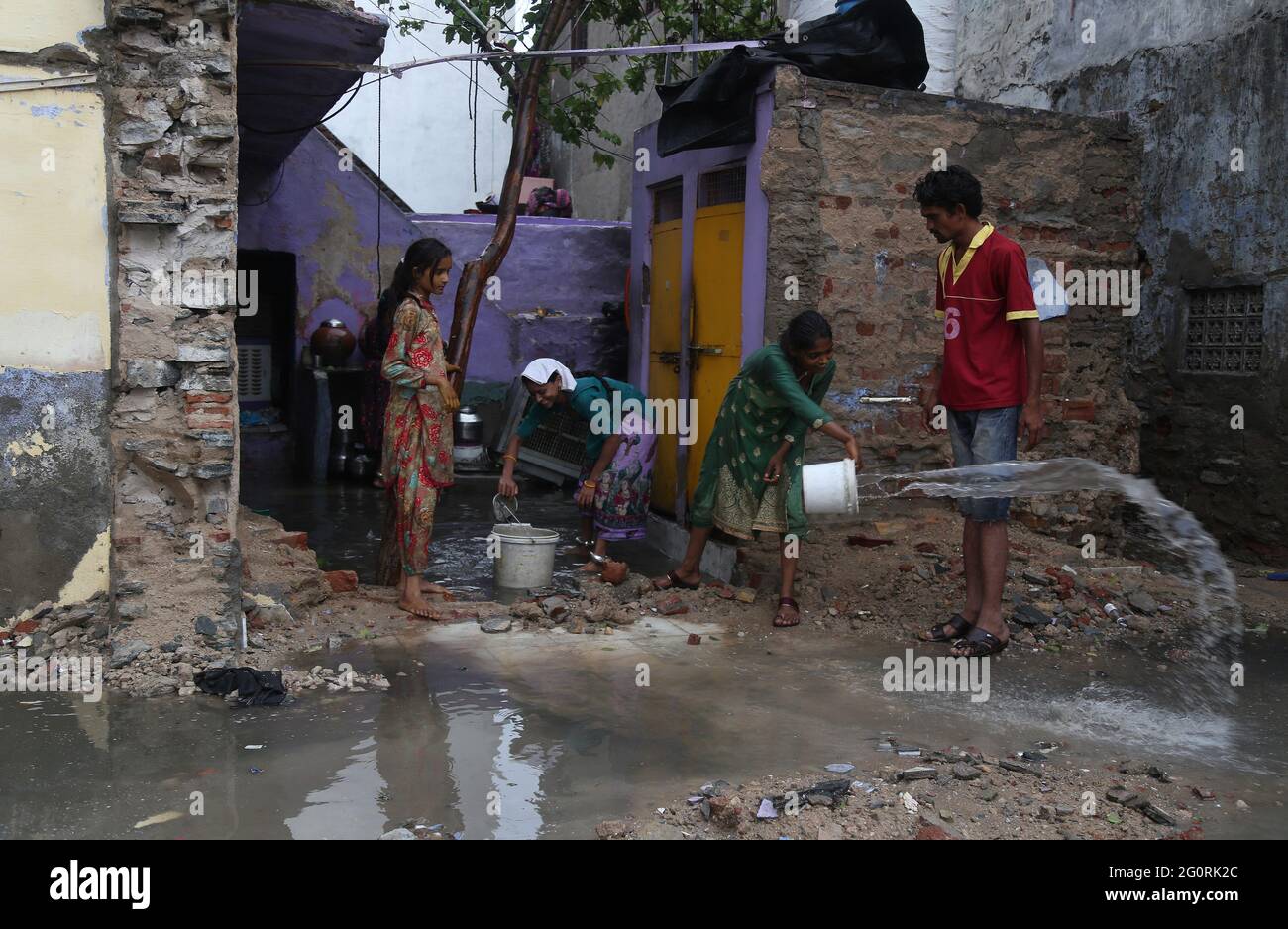 Extreme poverty in india slum hi-res stock photography and images - Alamy
