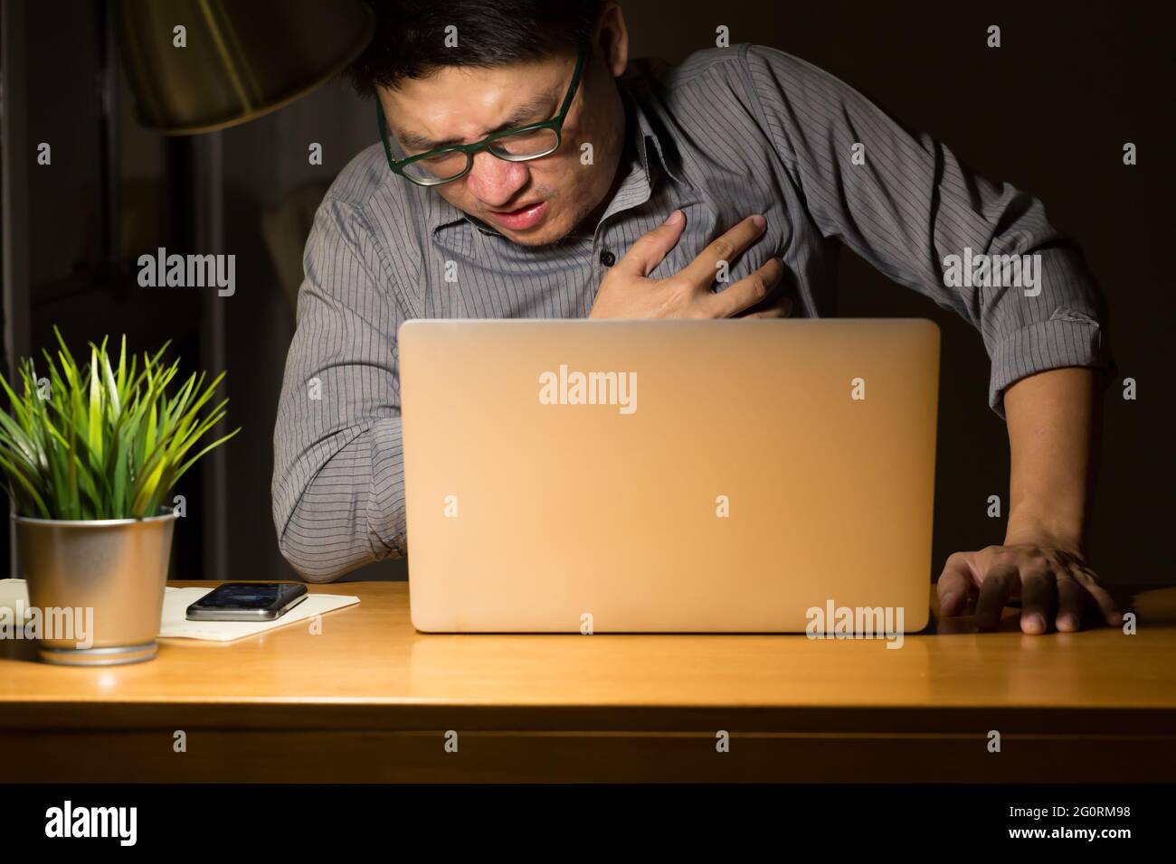 Symptoms of heart disease during overtime at night in the office ...