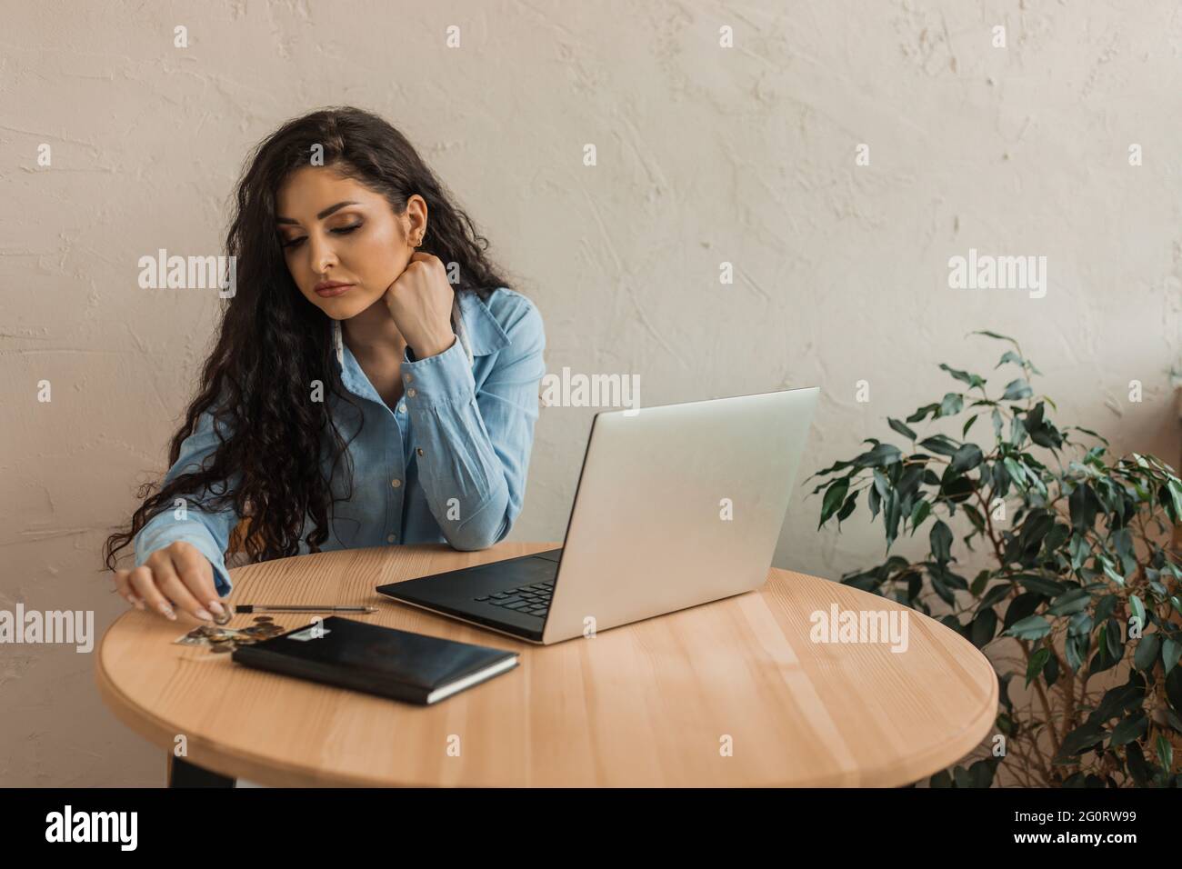 Accountant woman 30 years old lost her job, is counting savings and is ...