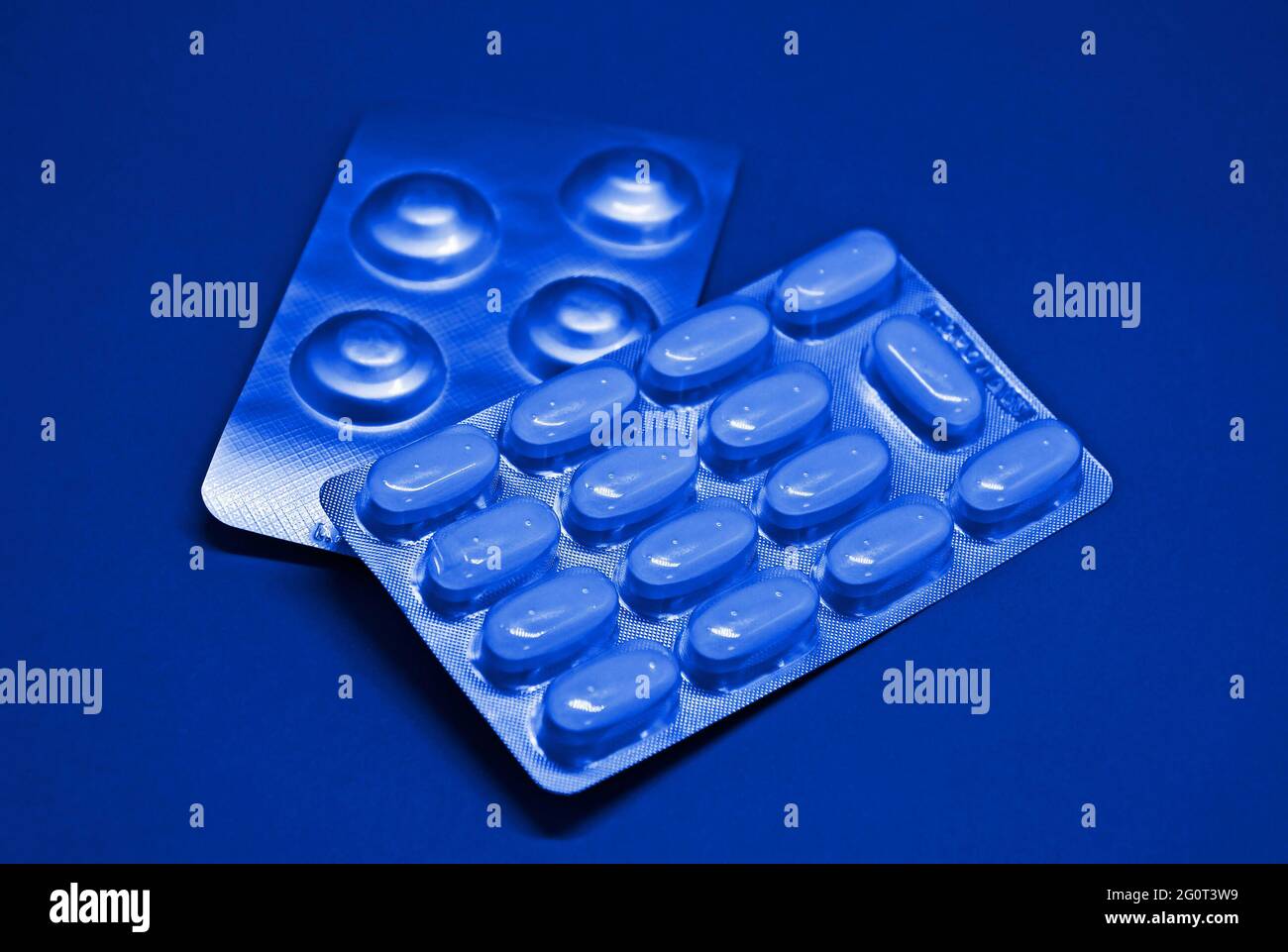 Blue medicine tablets pharmacy hi-res stock photography and images - Alamy