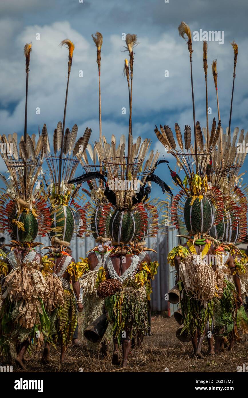 PAPUA NEW GUINEA: The tribes showcase their incredible traditional ...
