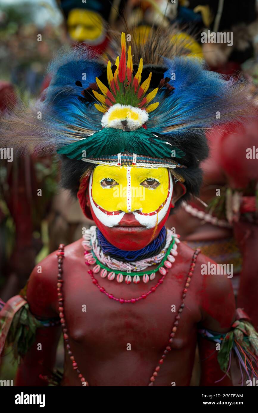 PAPUA NEW GUINEA: A member of the Huli Wigmen tribe adorned with ...