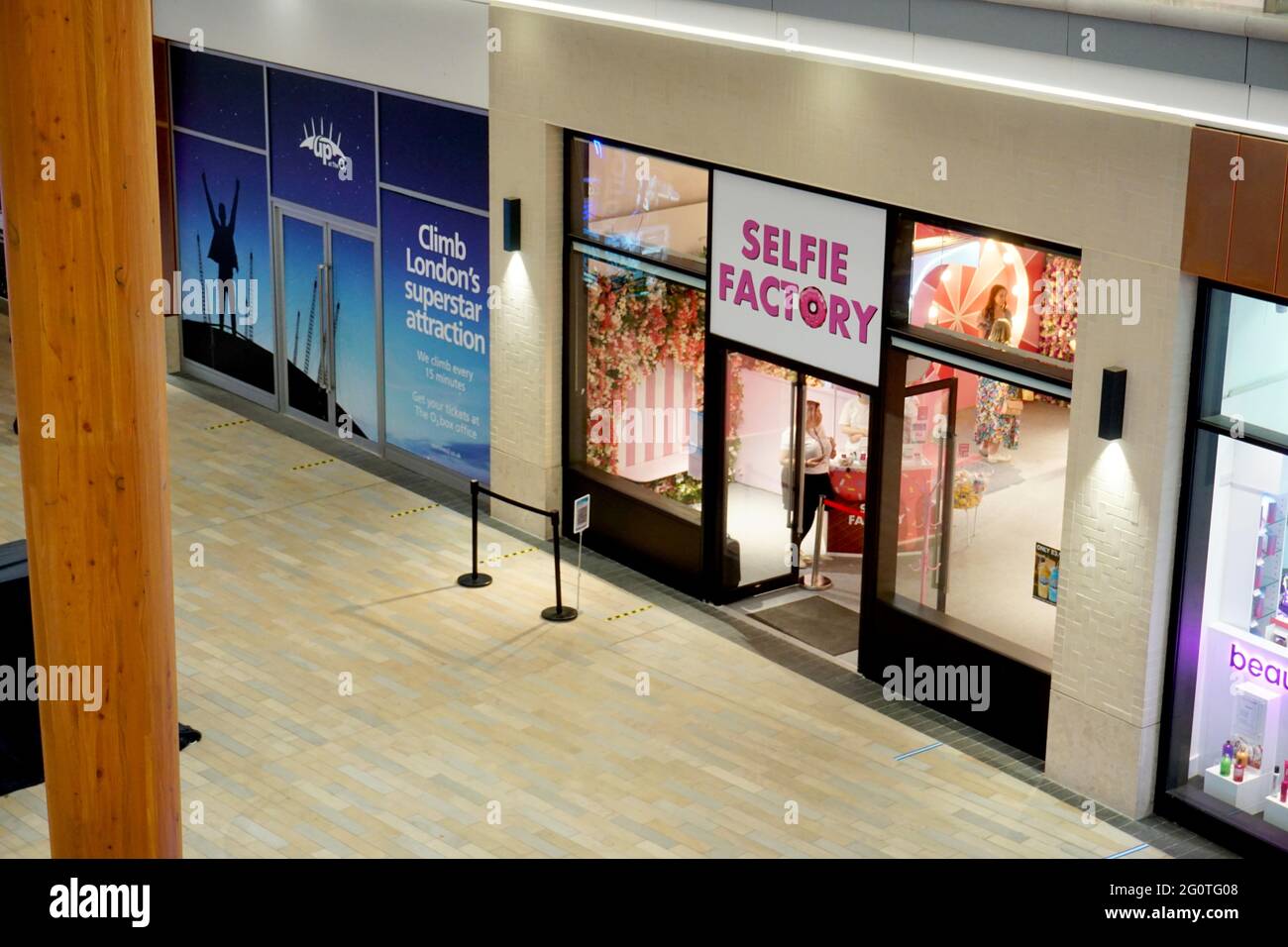 Icon shopping centre the o2 hi-res stock photography and images - Alamy