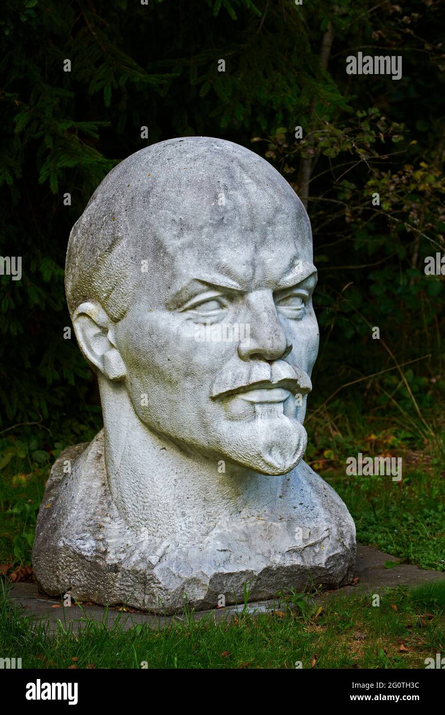 Statue lenine staline hi-res stock photography and images - Alamy